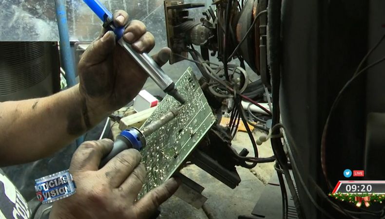 Técnicos en reparación de televisores