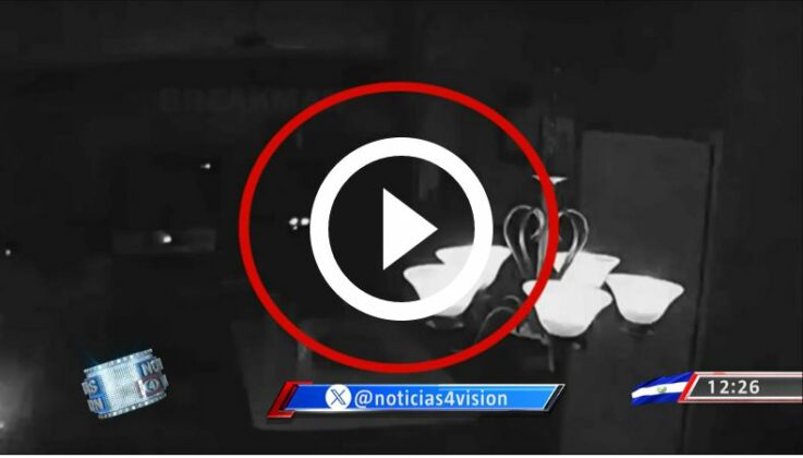 [Video] Una visita inesperada con las luces apagadas