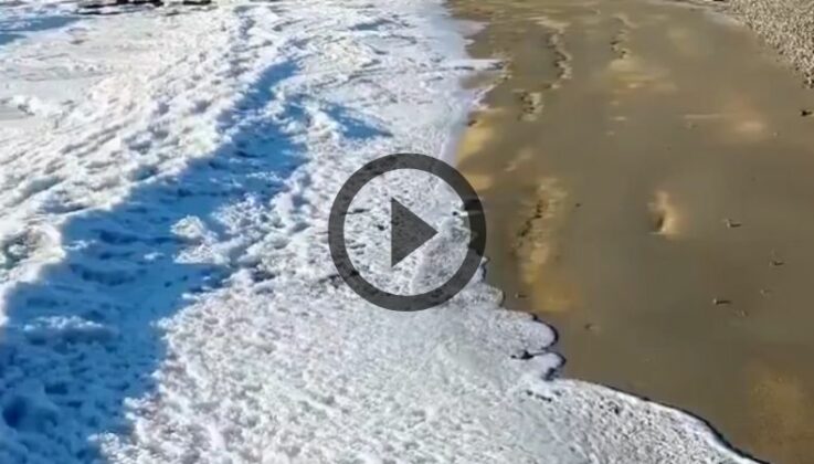 [Video] ¡Impresionante! El frío extremo congela el mar en Argentina