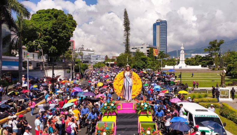 ¡El Desfile del Comercio llena de color las calles de San Salvador!