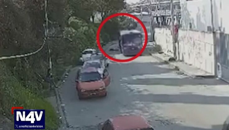 Mujer es expulsada del bus mientras iba en marcha