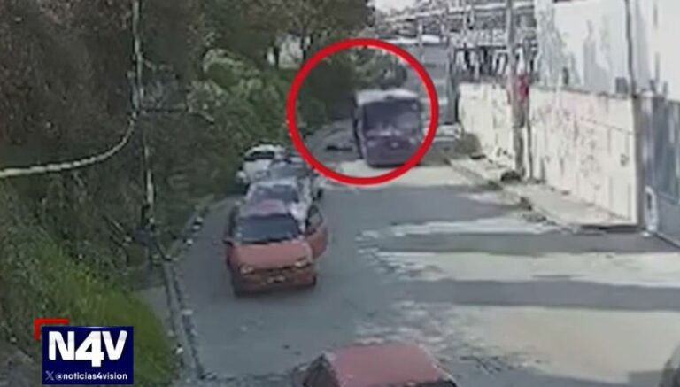 Mujer es expulsada del bus mientras iba en marcha