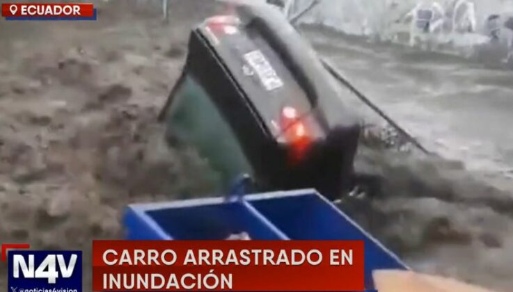 ¡Impactante! Carro es arrastrado tras inundaciones en Ecuador