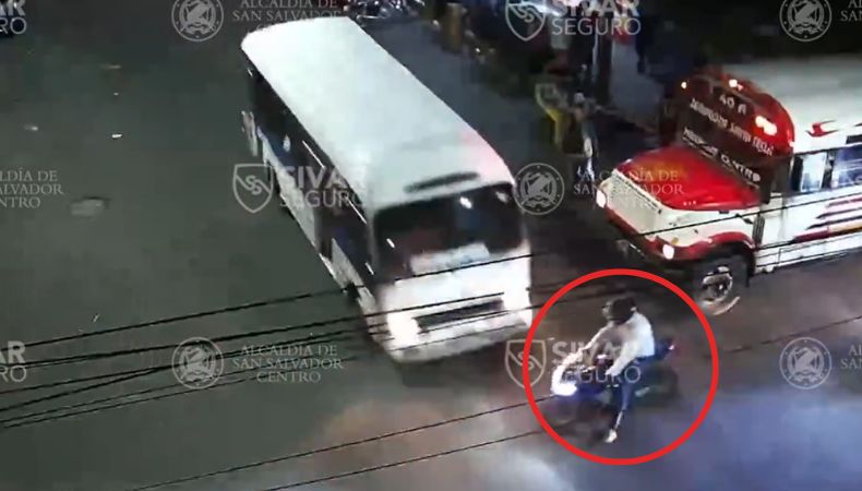 Conductor se pasa la luz roja y terminó embistiendo a motociclista