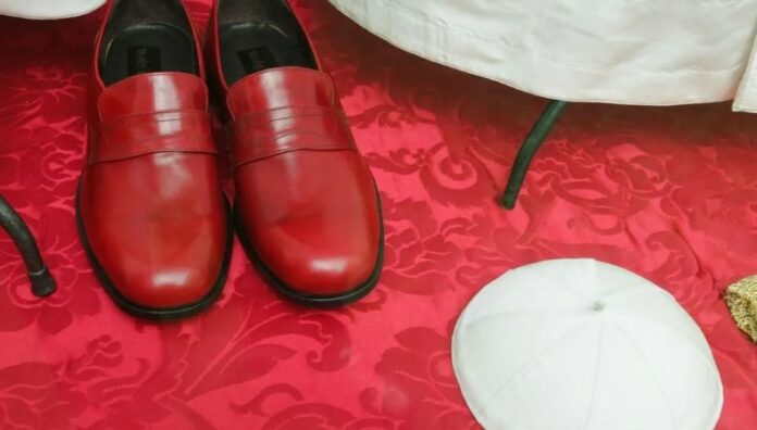 Los símbolos del poder y la autoridad papal