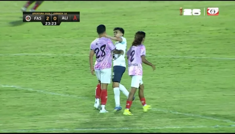 ¿Tuvo que ser expulsado Leonardo Menjívar por agresión a Rudy Clavel ...